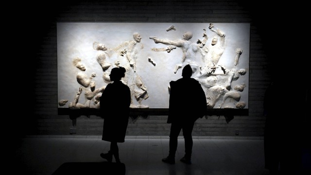 Foto: Melihat Patung Karya Brad Pitt di Pameran Seni Finlandia ...