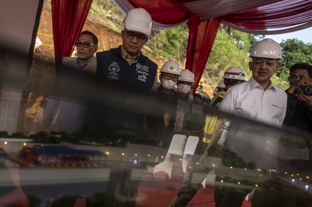 Foto: Anies Tinjau Proyek Penyaringan Sampah di Kali Ciliwung, Pertama ...