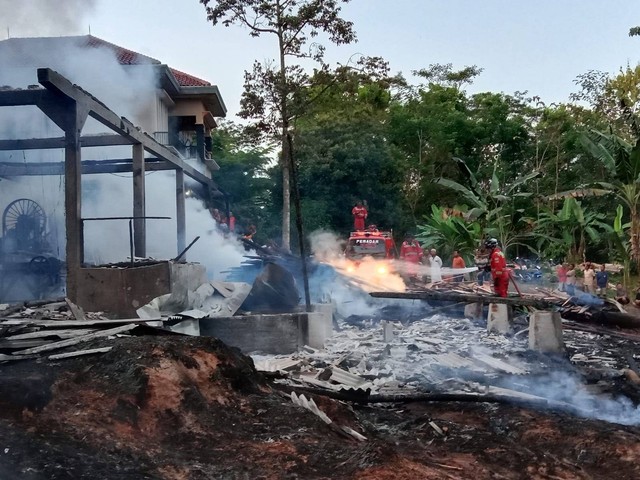 Pabrik Kayu dan Kandang Ayam di Kuningan Kebakaran, Kerugian Capai Rp 335 Juta | kumparan.com