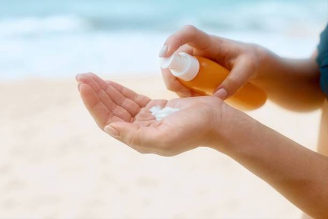5 Rekomendasi Sunscreen untuk Berenang yang Aman Lindungi Kulit ...