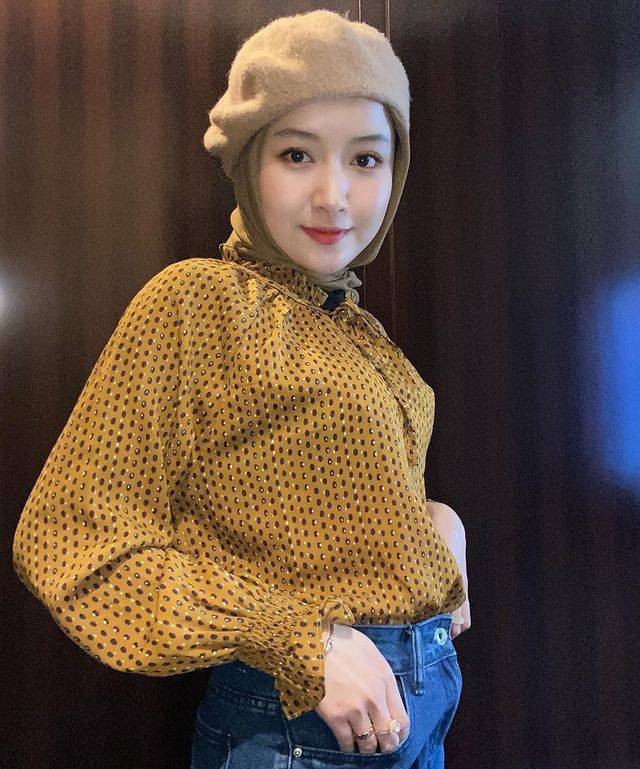 Menggemaskan, Ini 7 Gaya Outfit Hijab Pakai Topi Beret ala Monica ...
