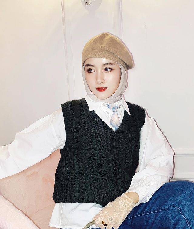 Menggemaskan, Ini 7 Gaya Outfit Hijab Pakai Topi Beret ala Monica ...