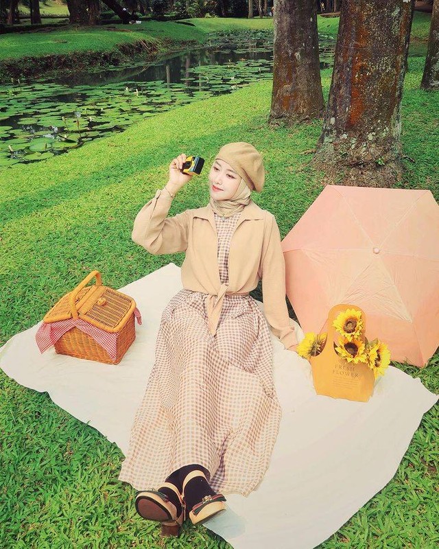 Menggemaskan, Ini 7 Gaya Outfit Hijab Pakai Topi Beret ala Monica ...