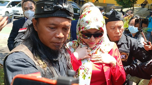 Dikawal saat Hadir ke Sidang Cerai, Roro Fitria: Saya Trauma dengan Andre | kumparan.com