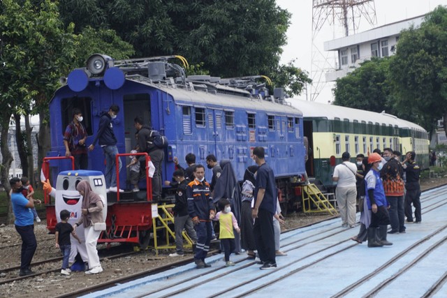 Kenalan sama Bon-Bon, Kereta Listrik Pertama di Indonesia yang Hadir ...