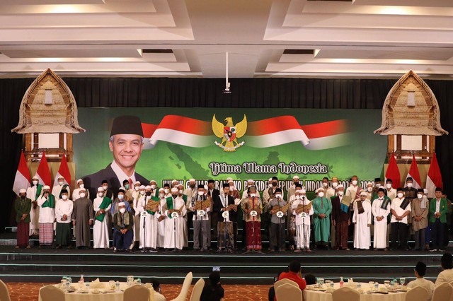 Tuan Guru Turmudzi Bersama Ratusan Ulama NTB Doakan Ganjar Pranowo Jadi Presiden | kumparan.com