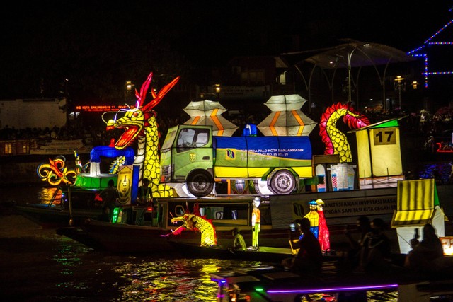 Foto: Perahu Hias Ramaikan Festival Jukung Hias Tanglong di Banjarmasin ...