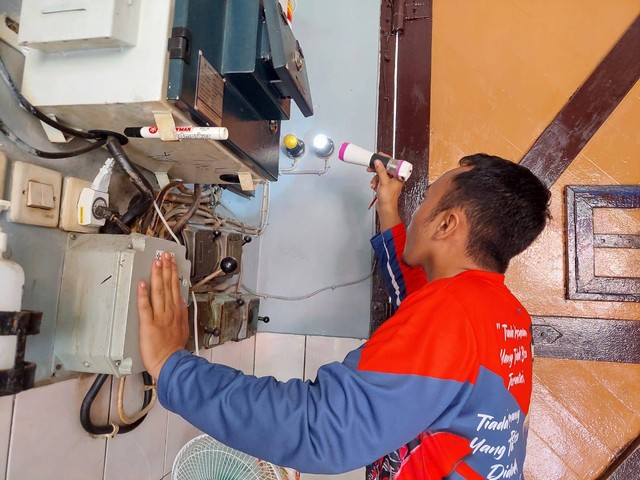 Antisipasi Gangguan, Petugas Sarpras Melakukan Pemeriksaan Instalasi Listrik | kumparan.com