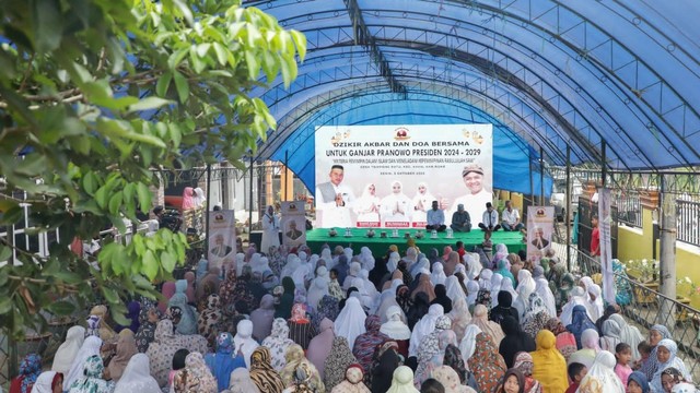 Dorong Kemandirian Ekonomi, Ganjar Raih Dukungan Emak-emak di Bone Jadi Presiden | kumparan.com