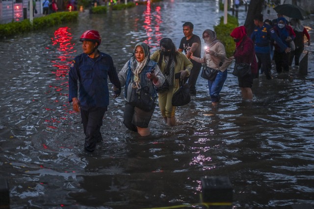 Update: 6 Ruas Jalan dan 31 RT di Jakarta Terendam Banjir 20-170 Cm | kumparan.com
