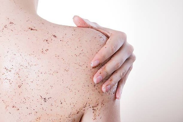 Cara Menggunakan Body Scrub Sebelum atau Sesudah Mandi? | kumparan.com