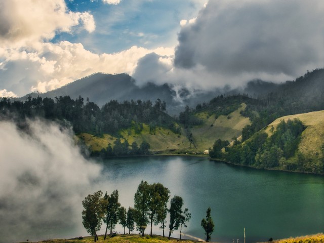 4 Daya Tarik Ranu Kumbolo, Danau di Kaki Gunung Semeru | kumparan.com