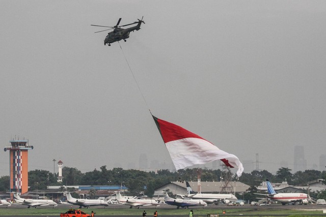Foto: Melihat Persiapan Flypast pada Peringatan HUT Ke-77 TNI ...