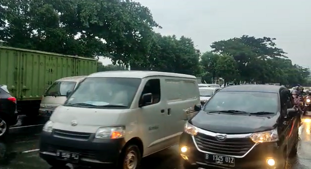 Banjir di Jalan TB Simatupang Surut, Lalu Lintas Macet | kumparan.com Banjir di Jalan TB Simatupang Surut, Lalu Lintas Macet | kumparan.com