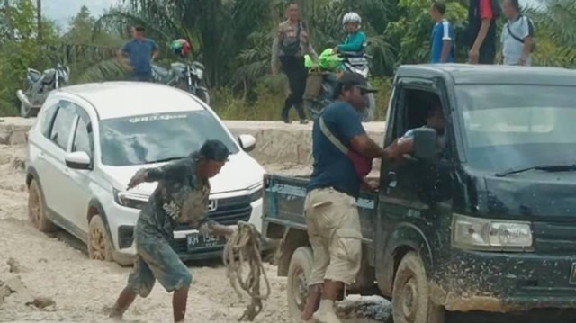 Banjir Mulai Surut, Jalan Pangkalan Bun-Kolam Dipenuhi Kubangan Lumpur | kumparan.com
