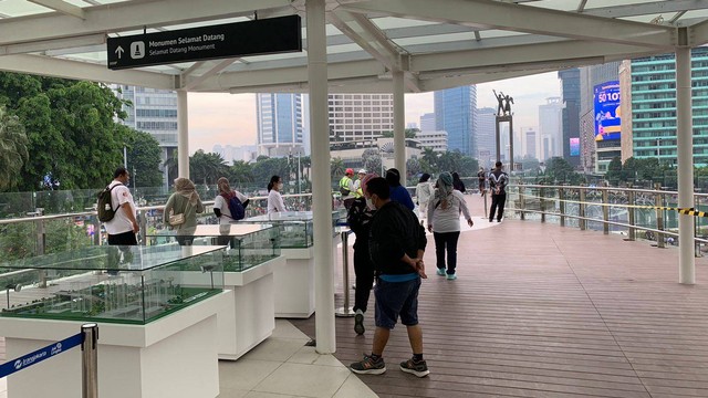 Anjungan Halte Bundaran HI Ramai Jadi Spot Foto, Berlatar Patung ...