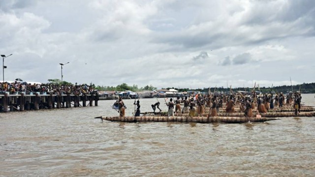 Modernisasi dan Simbol Manusia Perahu Asmat | kumparan.com