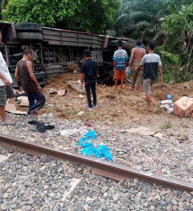 Kereta Api Minyak Tabrak Bus di Lahat, 8 Penumpang Terluka | kumparan.com