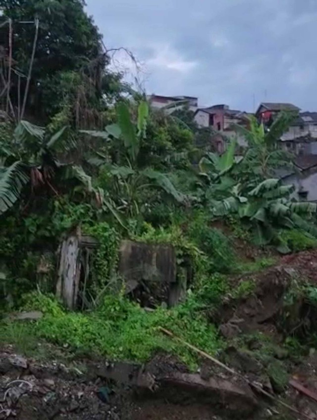 5 Orang Tertimbun Longsor di Tempat Pemancingan Kota Bogor, 1 Polisi Tewas | kumparan.com