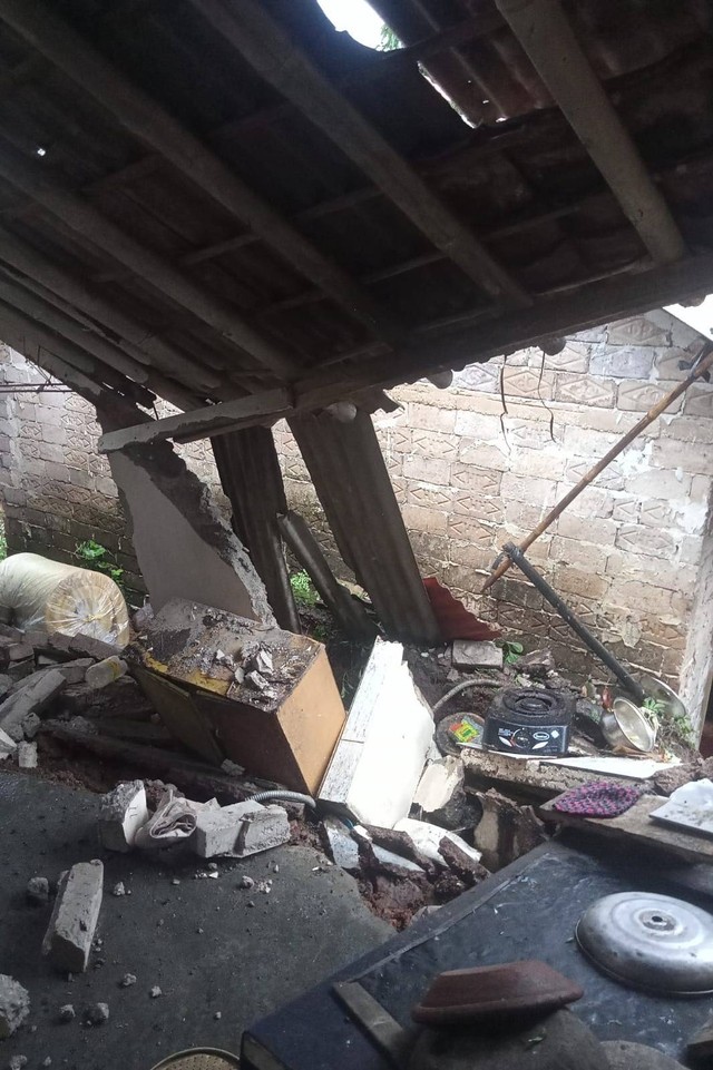 Tiga Rumah Warga di Cianjur Rusak Berat Akibat Longsor dan Pergerakan Tanah | kumparan.com