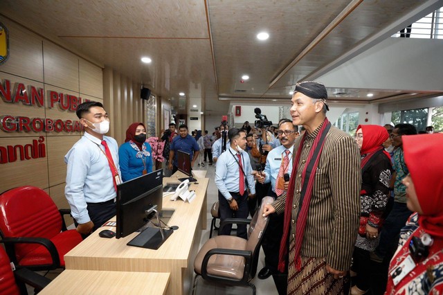 Ganjar Resmikan Mal Pelayanan Publik ke-17 Jateng: Semoga Jadi Tempat Promo UMKM | kumparan.com