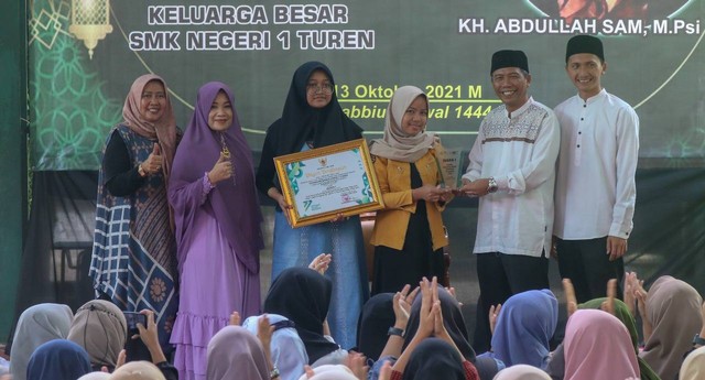 SMK Negeri 1 Turen Malang Semarakkan HUT Provinsi Jawa Timur ke-77 | kumparan.com