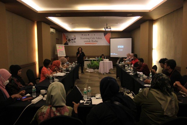 Tangkal Hoaks dan Analisis Konten, AJI Padang Latih Puluhan Jurnalis ...