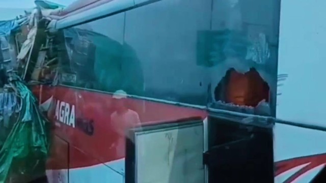 Bus Tabrak Truk Parkir di Jalan Tol Brebes, 3 Orang Tewas | kumparan.com