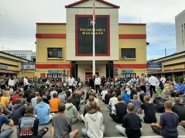 77 Anggota Geng Motor Makassar Sujud ke Ortu setelah Ditangkap saat ...