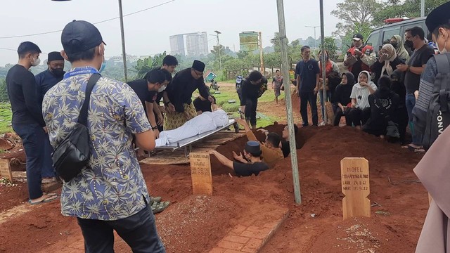 Profil Clerence Chyntia, Istri Drummer NOAH Rio Alief yang Meninggal ...