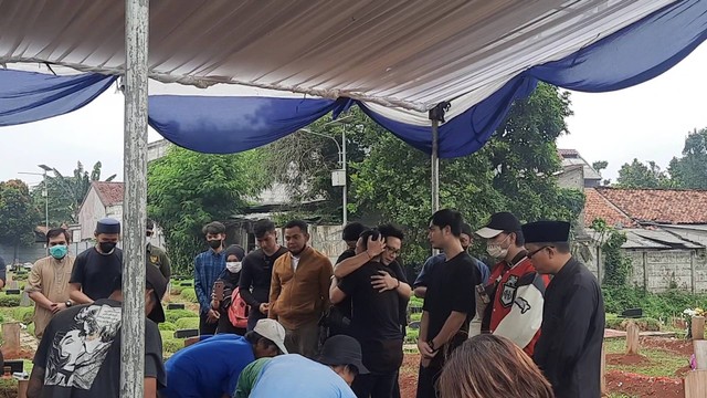 Tangis Rio Alief di Liang Lahat Iringi Prosesi Pemakaman Clerence ...