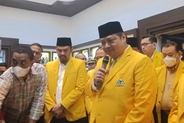 Airlangga hingga Akbar Tandjung Ziarah di Kalibata Jelang HUT Ke-58 Golkar | kumparan.com