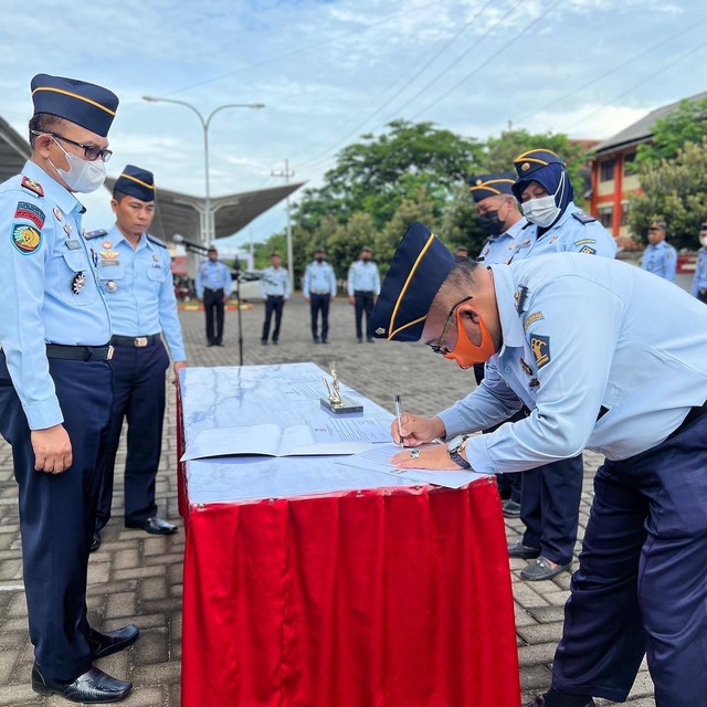 Ikrar dan Tanda Tangan Pakta Integritas Netralitas PNS Lapas Narkotika ... Ikrar dan Tanda Tangan Pakta Integritas Netralitas PNS Lapas Narkotika ...