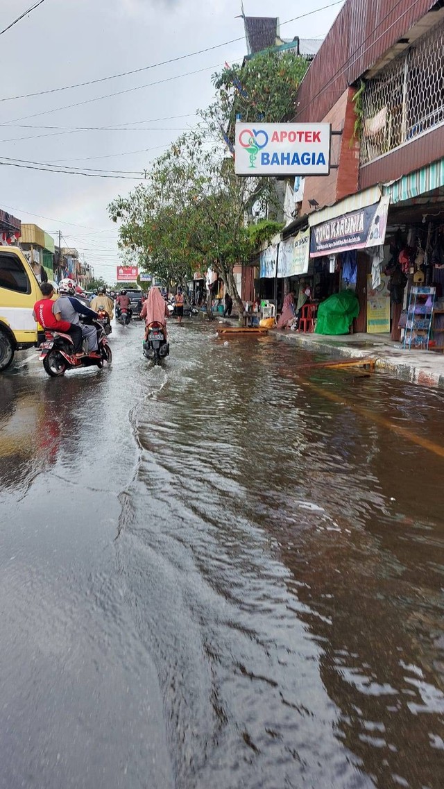 Banjir di Pangkalan Bun Sudah Menggenang di Jalan Pangeran Antasari | kumparan.com