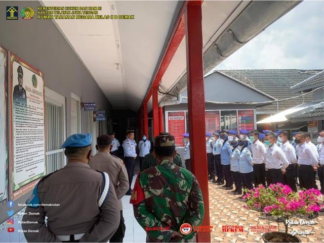 Rutan Demak Kembali Gelar Razia Kamar Hunian Bersama TNI Polri | kumparan.com