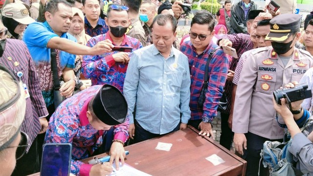 Perangkat Desa Demo ke DPRD Brebes, Tolak Masa Jabatannya Disamakan ... Perangkat Desa Demo ke DPRD Brebes, Tolak Masa Jabatannya Disamakan ...