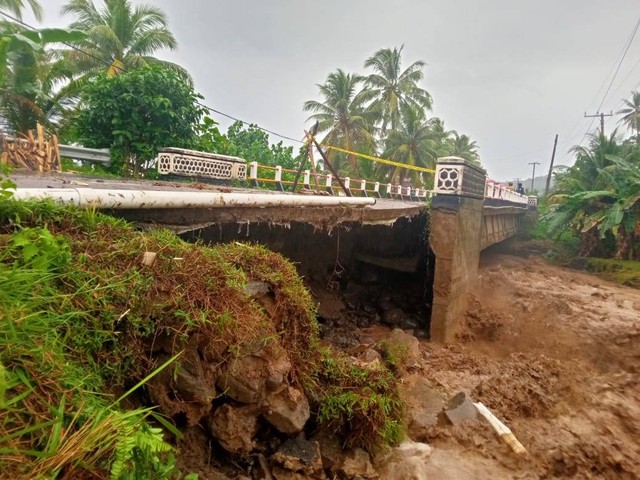 Sungai di Pesisir Barat Meluap: Banjir Bandang hingga Jembatan Nyaris ... Sungai di Pesisir Barat Meluap: Banjir Bandang hingga Jembatan Nyaris ...