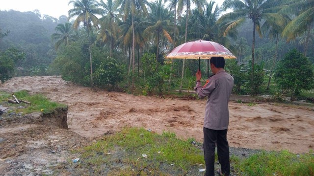 Sungai di Pesisir Barat Meluap: Banjir Bandang hingga Jembatan Nyaris ... Sungai di Pesisir Barat Meluap: Banjir Bandang hingga Jembatan Nyaris ...