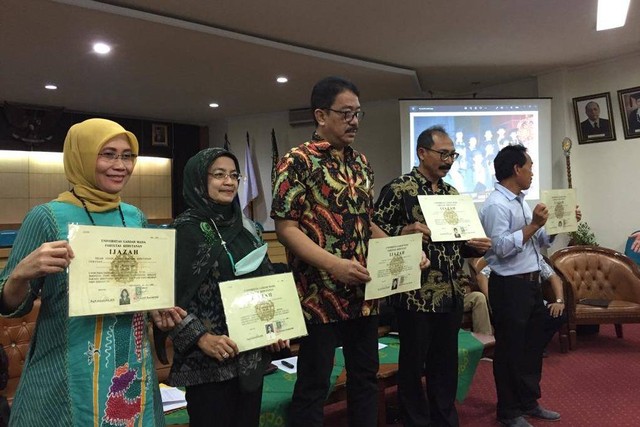 Teman Kuliah Jokowi di UGM Ramai-Ramai Pamerkan Ijazah | kumparan.com