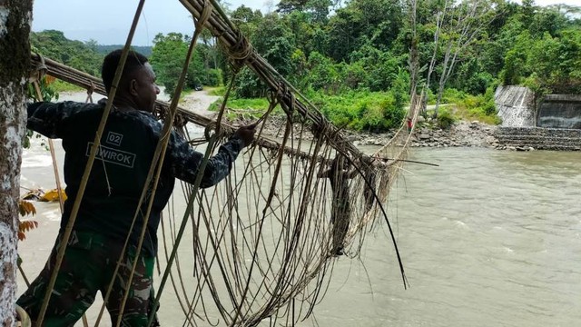 Jembatan Gantung Penghubung 3 Distrik di Pegunungan Bintang Terputus ...