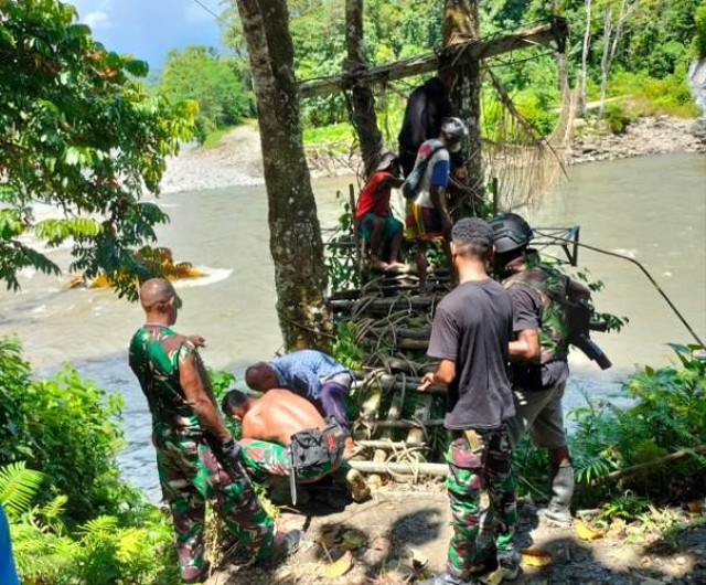 Jembatan Gantung Penghubung 3 Distrik di Pegunungan Bintang Terputus ...