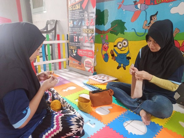 WBP Rutan Bantaeng Ciptakan Kerajinan dari Benang Polycherry | kumparan.com