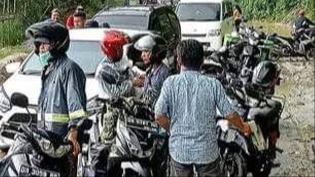 Longsor Terjang Jalan Nasional di Donggala, Ratusan Kendaraan Terjebak Macet | kumparan.com