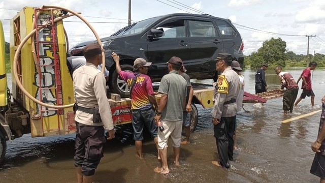 Nekat Terobos Banjir di Jalan Pangkalan Bun-Kolam, Mobil Avanza Hanyut | kumparan.com