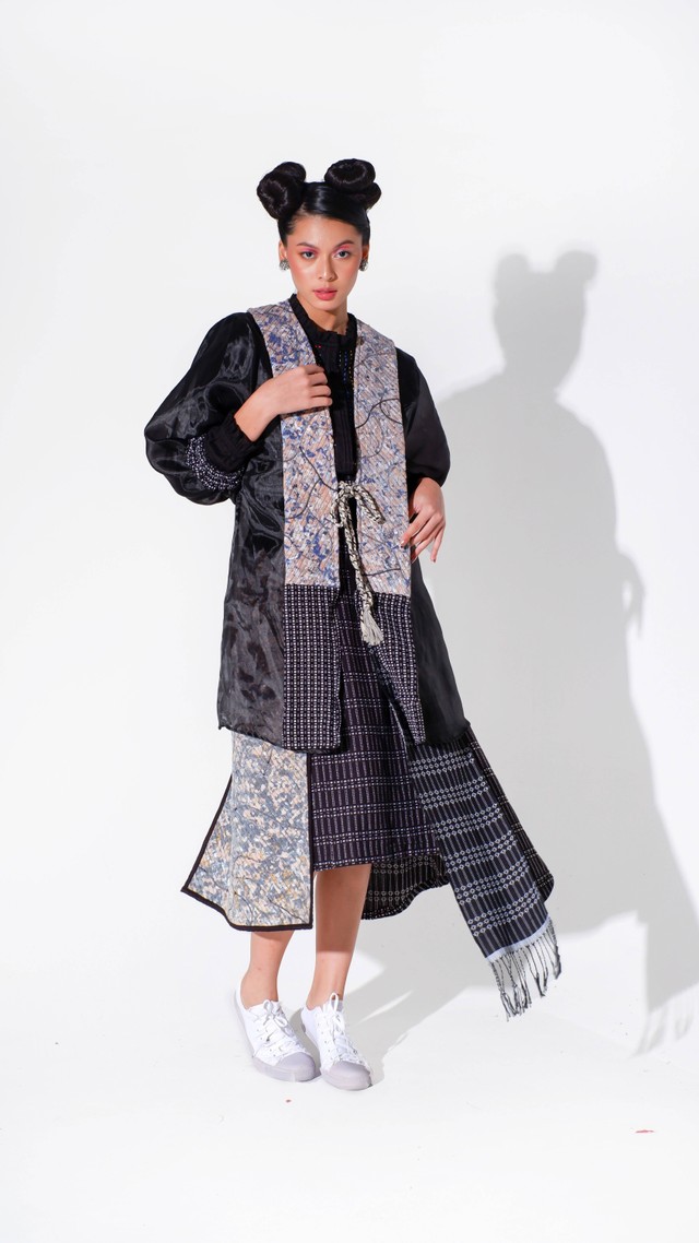 Cerita Label Mode Adrie Basuki, Usung Sustainability & Pemberdayaan ...