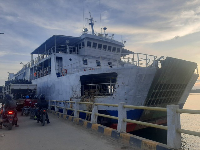 Foto: Melihat Aktivitas Pelabuhan Penyeberangan Feri Amolengo-Labuan ...
