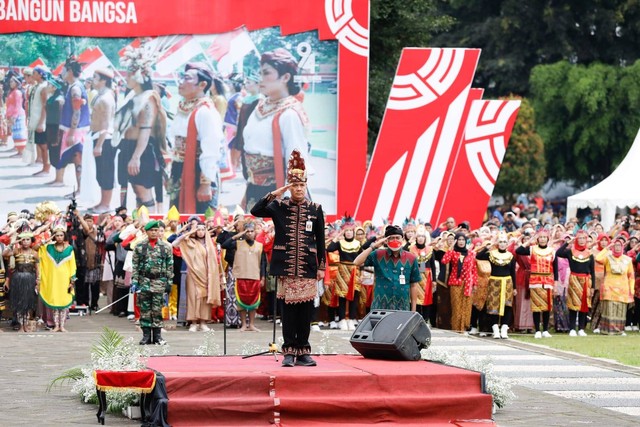 Jadi Inspektur Upacara Sumpah Pemuda, Ganjar Pamerkan Kesuksesan SMKN Jateng | kumparan.com