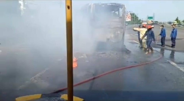 Bus Pengangkut Mahasiswa Terbakar di Tol Surabaya Usai Kunjungan dari Unibraw | kumparan.com