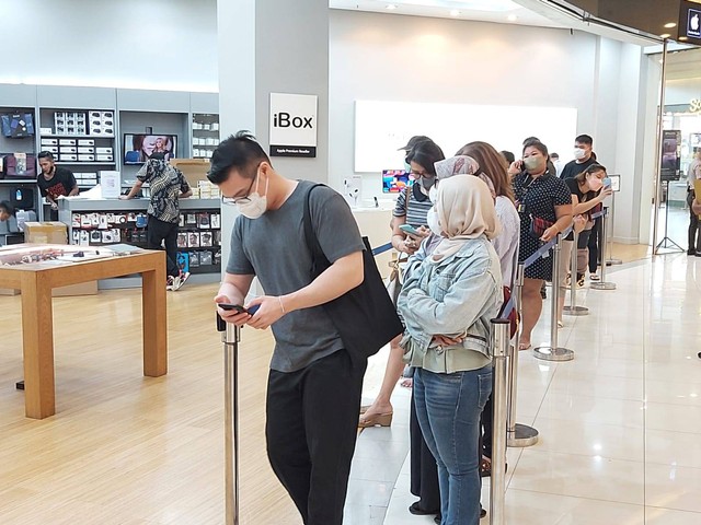 Foto: Rela Antre Panjang Demi iPhone 14 di iBox | kumparan.com