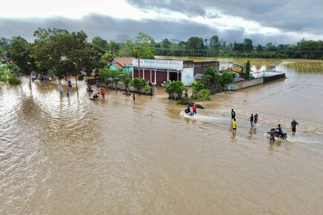Hancurkan Rumah hingga Tewaskan 3 Orang, Ini Potret Banjir di Lampung Selatan | kumparan.com